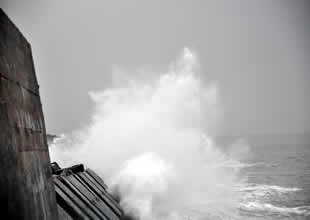 Karadeniz'de dalga boyu 4 metreyi buldu