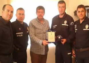 Deniz Polisinden Hasan Mengi'ye plaket