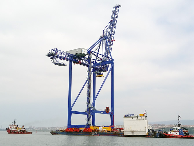 Türkiye'nin en büyük vincini Alcor Barge taşıdı