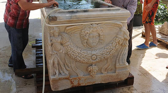 Denizden çıkarılan lahit bakıma alındı