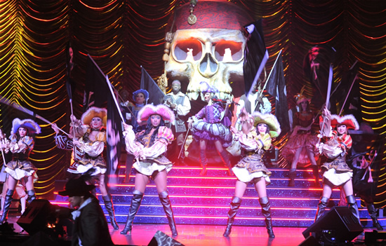 Yüzer kent 'MSC Divina' İstanbul'a geldi